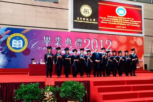 我院成功举办2012届毕业典礼