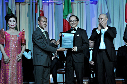 Dr. Manson Fok of MUST received the Gusi Peace Prize for Humanitarianism